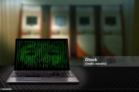 자동 입출금기가 있는 모니터의 이진 코드가 있는 컴퓨터 흐림 배경 0에 대한 스톡 사진 및 기타 이미지 0 0명 감시 Istock