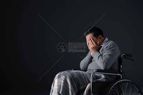 坐在轮椅上悲伤的老人高清图片下载 正版图片501703615 摄图网