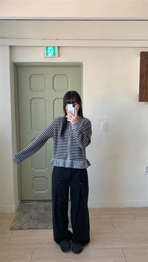 모브앤로지 요 가디건 진짜 강추요 ♡스트라이프 프릴 디자인 너무너무 귀여운데 🥹 부드러운 원단까지 ₊˚ 꼭 소장해보셔요 ♥ 가디건추천 가디건