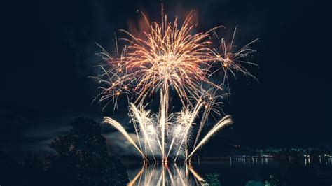 국경절 동안 아름답고 화려한 불꽃놀이가 물 반사와 함께 강 위로 촬영되었습니다 리플렉션 호수에 대한 스톡 사진 및 기타 이미지 리플렉션 호수 불꽃놀이 오락 행사 불꽃