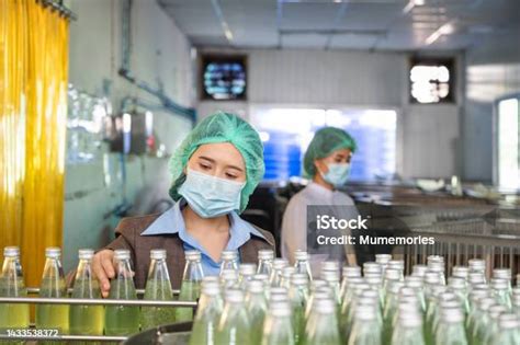 가공 음료 공장에서 컨베이어 생산 라인에서 병에 든 과일 음료를 검사하는 검사관 여성 20 24세에 대한 스톡 사진 및 기타 이미지 20 24세 25 29세