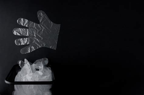 손잡이가달린 비닐 봉지 검은 색 배경의 쓰레기통에 장갑 재활용을 위해 비닐 봉투를 사용했습니다 개념 플라스틱 셀로판 폴리에틸렌과 생태 행성 오염 0명에 대한 스톡 사진 및
