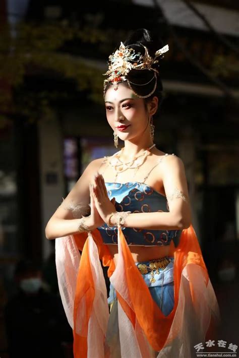 天水在线摄影报道：“麦积飞天”惊艳“黄金大道”图 天水在线