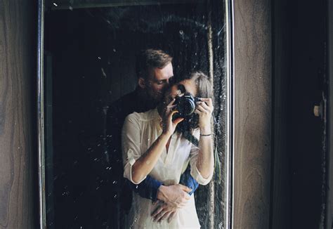 배경 화면 검은 초상화 소름 끼치는 갈색 머리의 푸른 두 키스 사진 영상 카일리 상호 작용 버려진 집