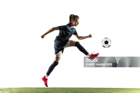 흰색 배경 위에 고립 된 공을 발로 여자 축구 선수 Championship에 대한 스톡 사진 및 기타 이미지 Championship 경쟁 공 스포츠 장비 Istock