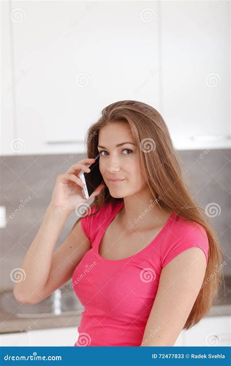 Bella Ragazza Con Un Telefono Cellulare Immagine Stock Immagine Di
