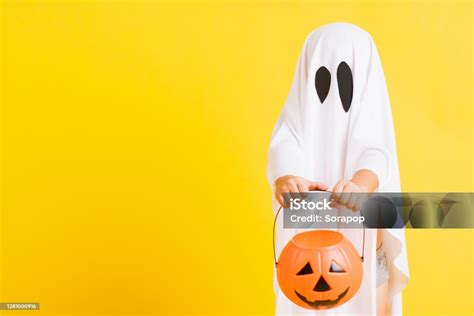 흰색 옷을 입은 의상 할로윈 유령 무서운 작은 귀여운 아이는 손에 오렌지 호박 유령을 들고 2 3 살에 대한 스톡 사진 및 기타 이미지 2 3 살 귀신 귀여운
