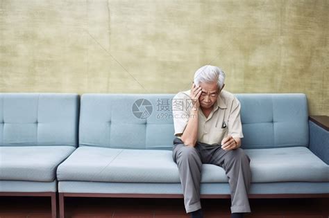 坐在沙发上沮丧的老人高清图片下载 正版图片600260882 摄图网