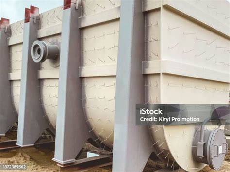 금속 용기 건축 자재 액체 및 고체용 깊은 용기 높은 거대한 볼륨 탱크에서 콘크리트의 희석 강철에 대한 스톡 사진 및 기타 이미지 Istock