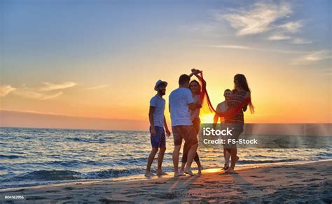 행복 한 젊은 이들이 해변에서 아름 다운 여름 일몰에 춤 그룹 개념에 대한 스톡 사진 및 기타 이미지 개념 관광객 끄라비 Istock