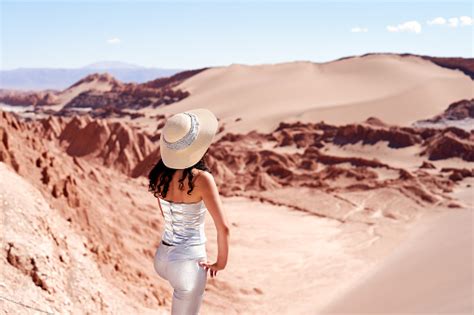 산 페드로 데 아타카마의 아름다운 풍경을 바라보는 달의 계곡에서 은색 옷과 모자를 쓴 갈색 머리 여자 갈색 머리에 대한 스톡 사진 및 기타 이미지 Istock