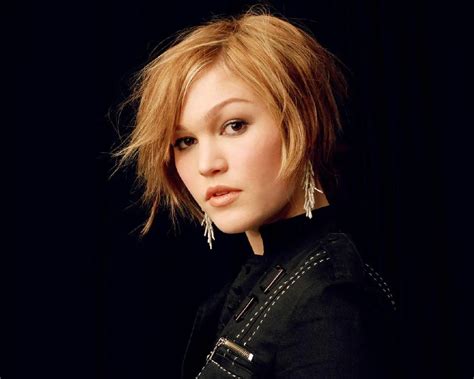 Julia Stiles Scrolller