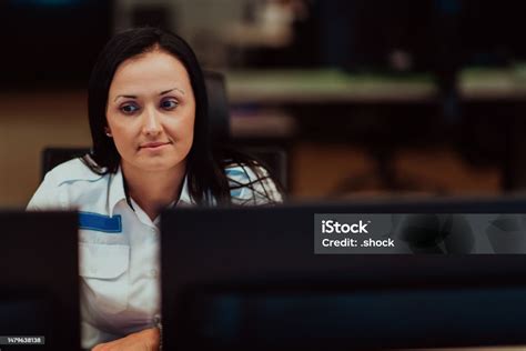 데이터 시스템 제어실 사무실에서 근무하는 여성 보안 운영자 다중 디스플레이가있는 워크 스테이션에서 작업하는 기술 운영자 여러