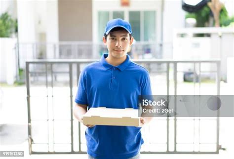 파란색 유니폼 홈 고객 배달 개념 서비스 개념 포장 개념 앞에 서 서 피자 상자를 들고 행복 배달 사람 고객에 대한 스톡 사진 및 기타 이미지 Istock
