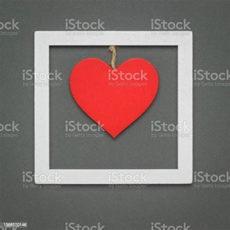 회색 배경에 밧줄에 흰색 프레임에 빨간 마음 발렌타인 데이의 개념 개념에 대한 스톡 사진 및 기타 이미지 개념 귀여운 낮