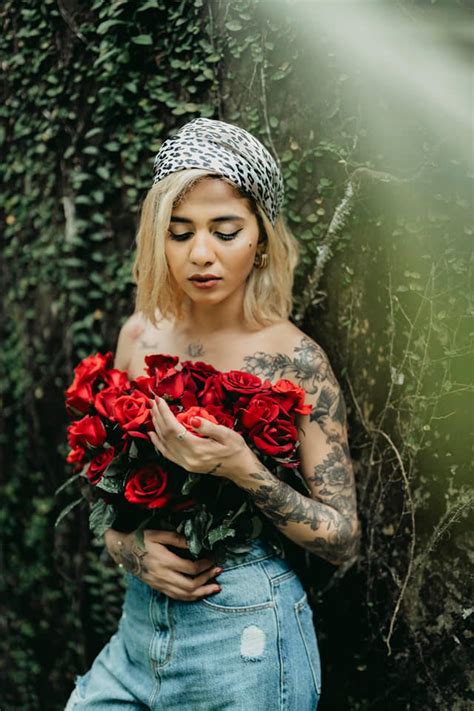 මලක් නෙවෙයි ලස්සනම ලස්සන මල් වත්තක් හුරුබුහුටි රෝස මලක් එයාගෙ උපන්දිනය සැමරුවේ මෙහෙමයි