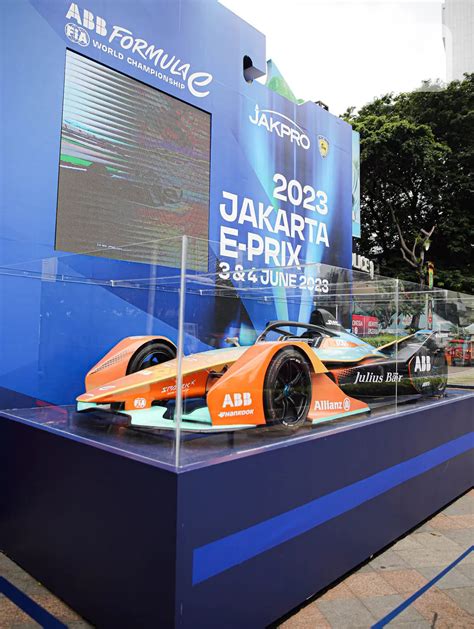 Jelang Formula E Replika Mobil Balap Listrik Dipamerkan Di Bundaran Hi Foto