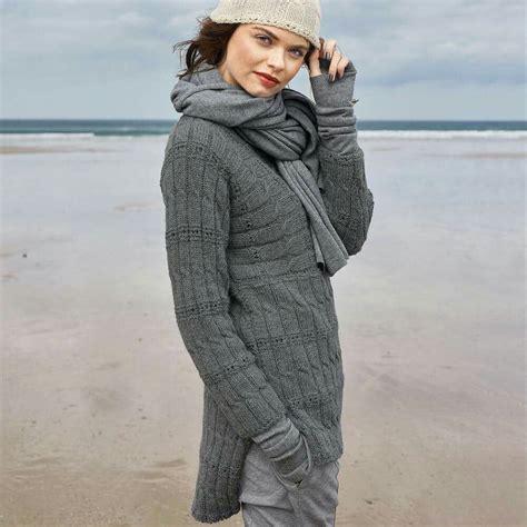 ВЯЖЕМ СПИЦАМИ Серый джемпер с длинной спинкой То вдоль то поперек расположены «косы на этом