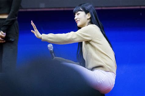 백바지 입고 쪼그려앉은 보미 걸그룹 갤러리 에펨코리아