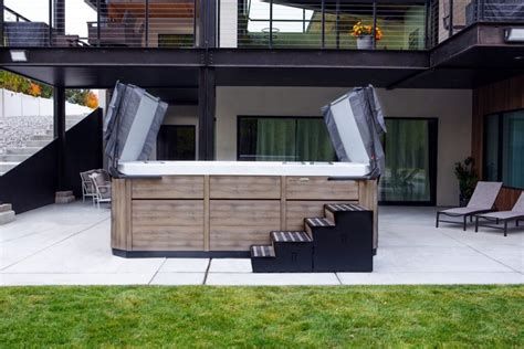 The 12 Person Hot Tub A Giant Among Spas Bullfrog Spas