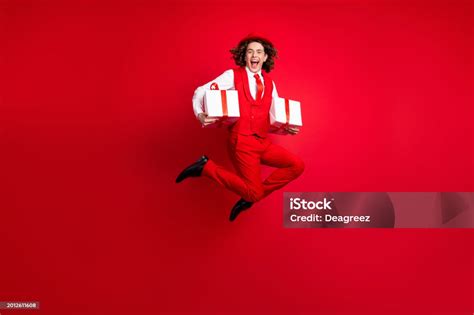 미친 놀란 십대 소년의 전체 길이 크기 사진 빨간 색 배경에 고립 된 두 개의 포장 된 패키지와 함께 정장 점프를 착용 20 24세에 대한 스톡 사진 및 기타 이미지