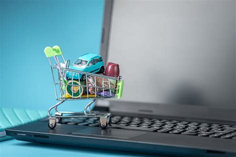 파란색 배경에 노트북 키보드의 쇼핑 카트에 매일 구매 온라인 상점에서 쇼핑의 개념 가득 찬에 대한 스톡 사진 및 기타 이미지 가득 찬 개념 고객 Istock