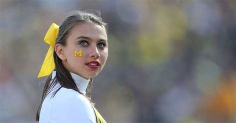 미식축구 치어리더 관중들이 내 얼굴 확인할 수 있을까