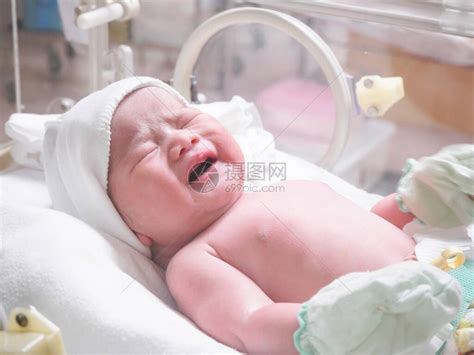 新生儿婴在医院的高清图片下载 正版图片504380074 摄图网