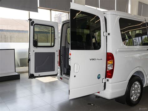 新途V80后备厢实拍高清大图 上汽大通MAXUS V80 2021款 PLUS 城市版 2 0T 手动短轴超低顶 7 8 9座第4张图片大全