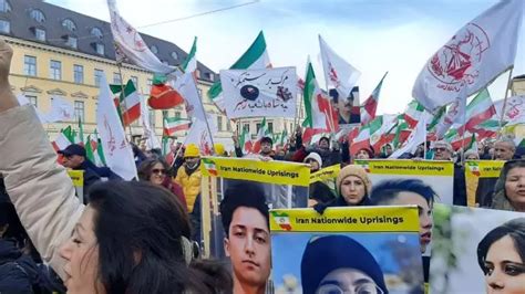 دومین روز آکسیون ایرانیان آزاده در مونیخ با شعار نه شاه نه شیخ، پیش به