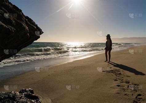 一个女人在海边跑步