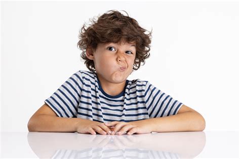 흰색 스튜디오 배경에 고립 된 백인 유치원 소년의 클로즈업 초상화 복사 공간을 참조하십시오 어린 시절 교육 감정 개념 6 7 살에 대한 스톡 사진 및 기타 이미지 Istock