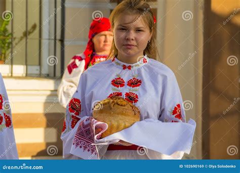 As Meninas Na Roupa Tradicional Ucraniana Preparam Se Ao Visitante Desejado Imagem De Stock