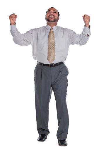 행복한 얼굴을 가진 독신 아랍 이집트 남자는 손을 들고 축하하고 흰색에 고립되어 있습니다 40 44세에 대한 스톡 사진 및 기타 이미지 40 44세 40 49세 개성