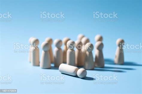 나무 비즈니스 팀워크의 상징입니다 리더십 스타일 전략 협력의 개념 회사의 직원 그룹입니다 하늘색 배경의 나무 기호입니다 전문 비즈니스 그룹 0명에 대한 스톡 사진 및 기타