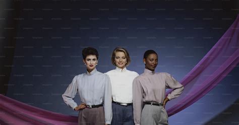 나란히 서 있는 세 명의 여성 그룹 사진 Unsplash의 성인 이미지 나란히 서 있는 세 명의 여성 그룹 사진 Unsplash의 성인 이미지