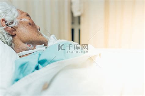 病人在医院做气管切开术和呼吸机高清摄影大图 千库网