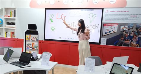 전자칠판에 ‘ai 노트북으로 로봇 제어