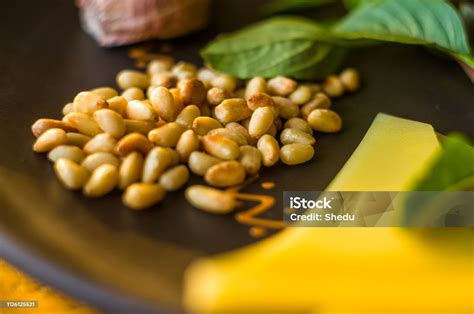 이탈리아 파스타 소스레몬 바 질 어린 준비에 대 한 신선한 재료 삼나무 견과류 큰 마늘 정 향 그리스 올리브 기름 파 르 메 산 치즈의 씨앗을 벗 겨 건강한 생활방식에 대한