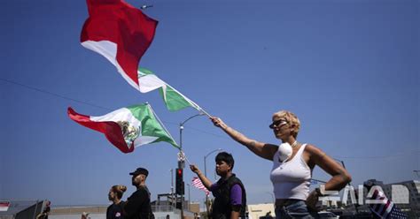 멕시코 국기 흔드는 시위 참가자들