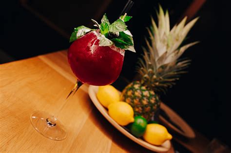 캐러멜 장식 슬라이스 와 달콤한 유명한 흰색 저자 영감 칵테일 음료 바 카운터에 클로즈업 탑 뷰 나이트 클럽에서 디자인 사람과 고급 서비스 바텐더를위한 붙여 넣기 공간을