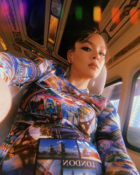 ลีเดีย ศรัณย์รัชต์ ถ่ายแฟชั่นอุ้มท้อง กับชุดยีนส์สุดพุ่ง จึ้งไม่ไหว ใกล้คลอด ยิ่งแซ่บ