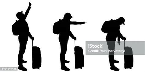 한 무리의 관광객들이 한 줄에 서 있습니다 남자는 손가락을 위 아래 옆으로 가리켰다 모자에 큰 건물을 짓는 남자 등 뒤에 배낭이 있고 손에 바퀴가 달린 수하물이 있습니다