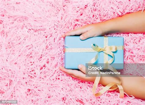 어린이 축제 분홍색 배경에 크리스마스 선물 상자를 들고 손 상위 뷰 평평 하다입니다 2019년에 대한 스톡 사진 및 기타 이미지 2019년 강림절 겨울 Istock