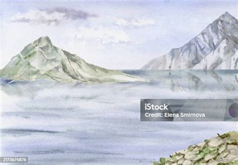 풍경 풍경 흐린 푸른 하늘 수평선에 산 파도가 치는 물 바다 호수 바다 숲이 우거진 해안 수채화 손으로 그린 그림입니다 관광 리조트 하이킹 캠핑장 휴가 엽서 0명에 대한