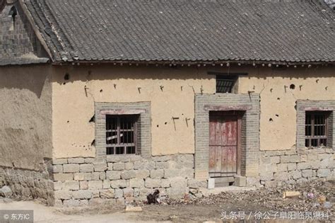 农村旧瓦 旧瓦片变废为宝 旧老瓦片做花坛图片 大山谷图库