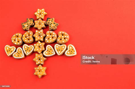 크리스마스 트리를 페이스트리 크러스트 빨간색 배경기술 복사 공간이 12월에 대한 스톡 사진 및 기타 이미지 12월 강림절 공휴일 Istock