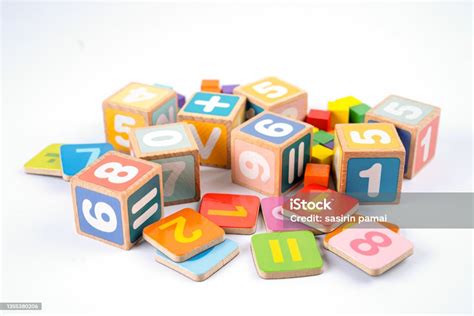흰색 배경에 다채로운 수학 번호 교육 학습 수학 학습 학습 개념을 가르칩니다 개념에 대한 스톡 사진 및 기타 이미지 개념