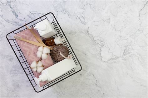 대리석 배경에 바구니에 샤워 액세서리 세트 화장품 수세미 칫솔 수건 병이 들어 있습니다 Diy 에코 화장품 개념 제로 폐기물 지속 가능한 복사 공간을 복사합니다 플랫 레이