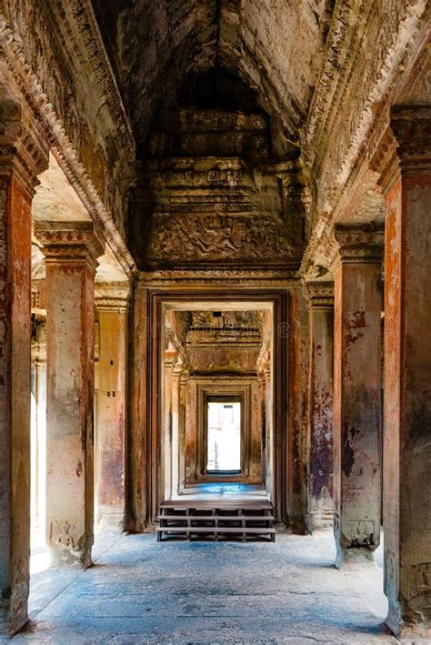 Inside Of Angkor Wat Stock Image Image Of Golden Panorama 72148017